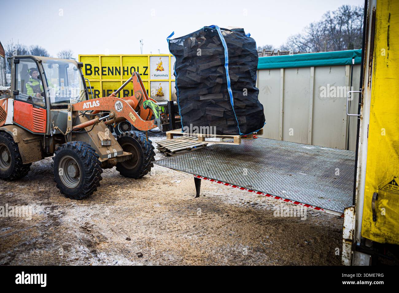 Hanover, Germany. 05th Feb, 2026. A worker loads a pallet of firewood ...
