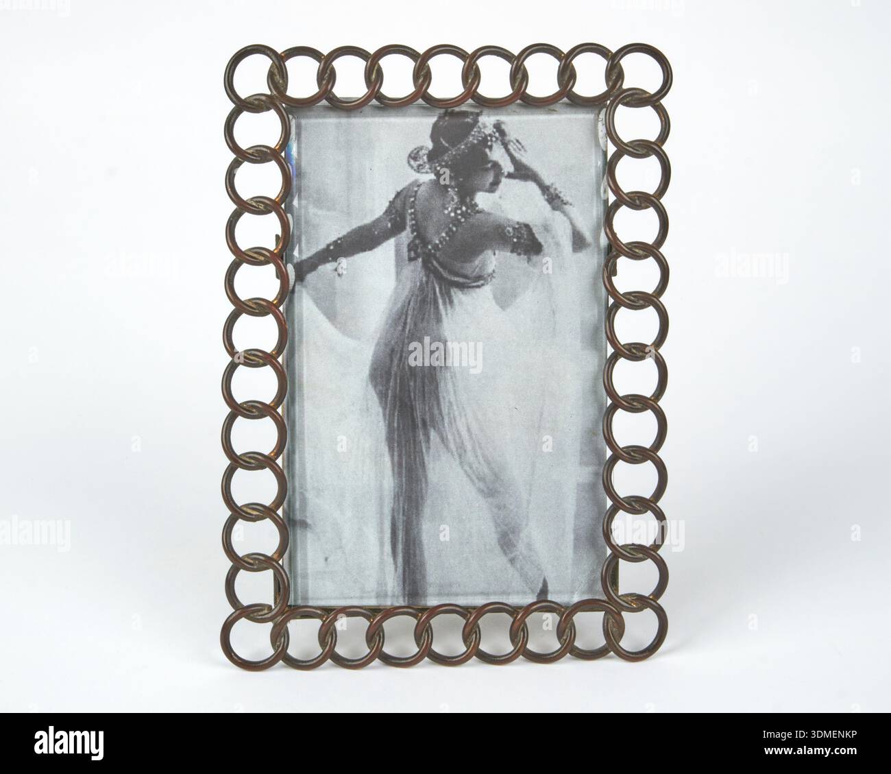 Antique 1900s art nouveau brass wire link easel photograph frame hi-res ...