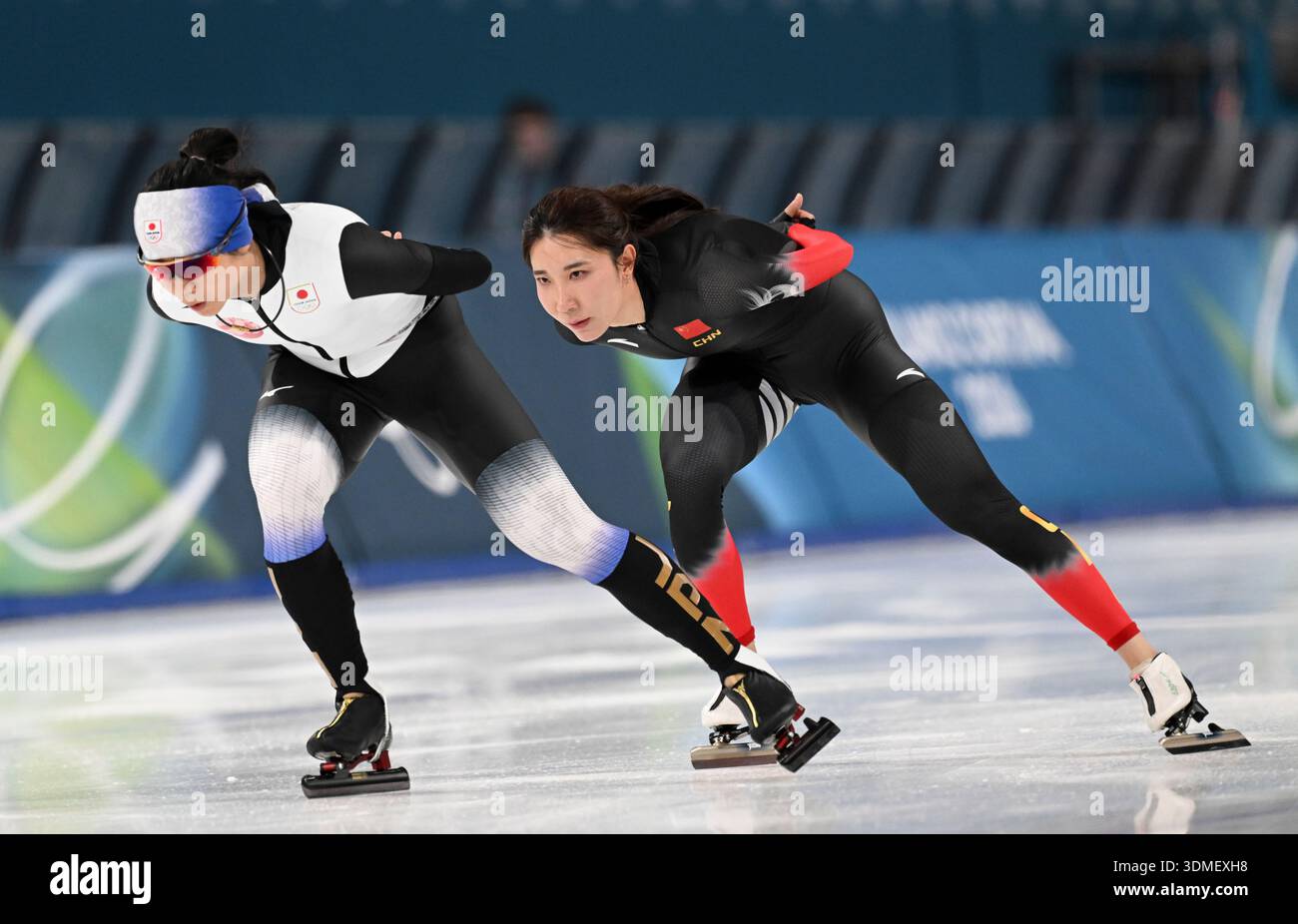 Milan. 5th Feb, 2026. Han Mei (R) of China and Takagi Miho of Japan ...