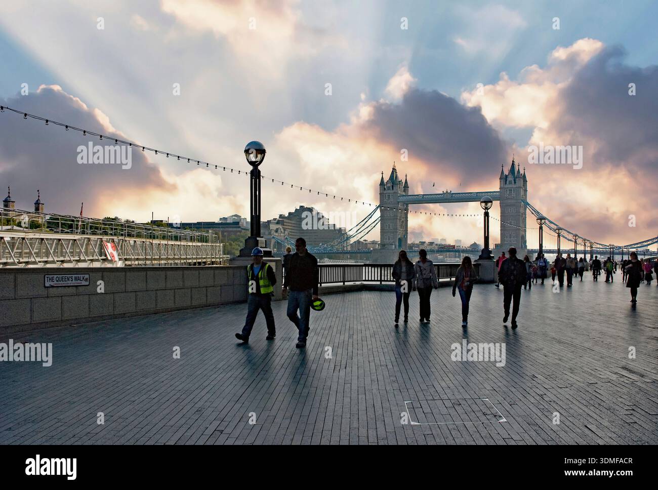 London bridge queens walk hi-res stock photography and images - Alamy