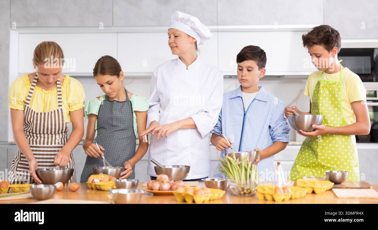 Children learn cook kids hi-res stock photography and images - Alamy