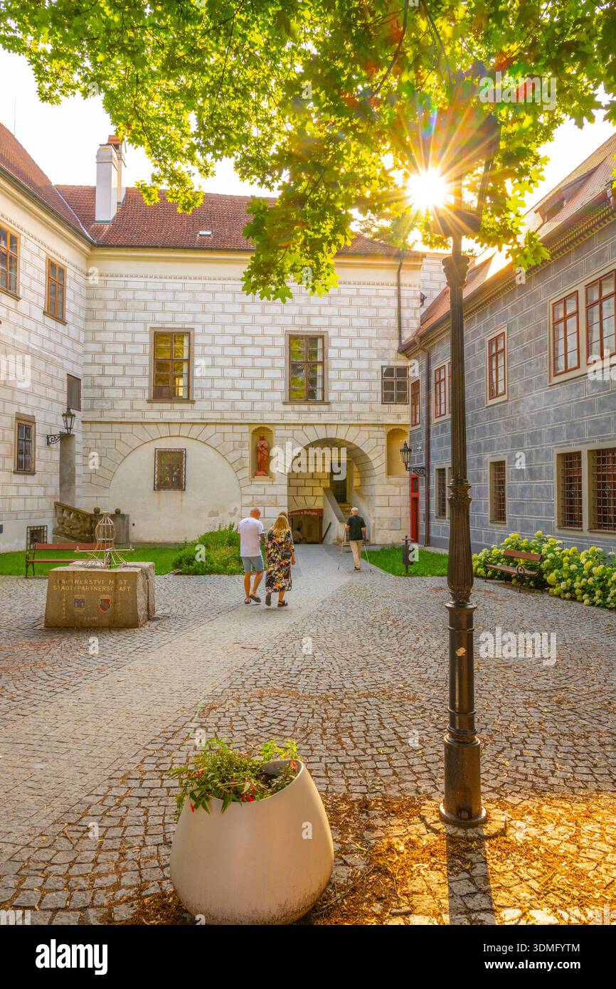 People walk around stone courtyard hi-res stock photography and images ...