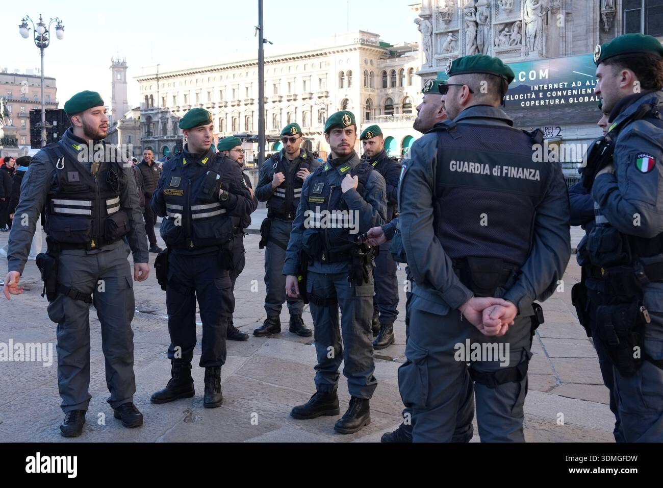 Security guards watch out around the Milan Cathedral (Duomo di Milano ...