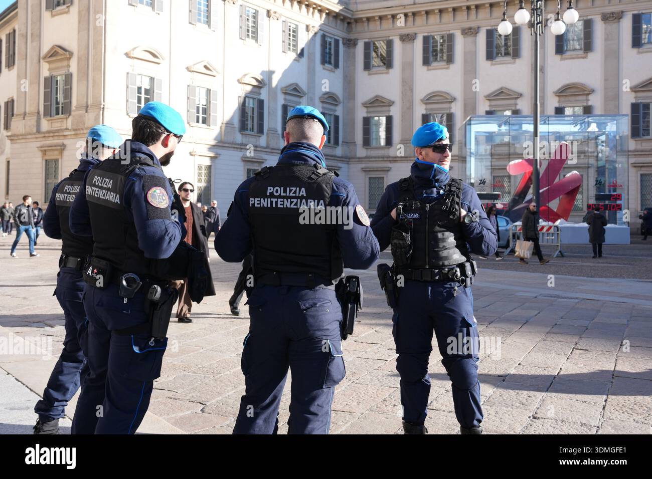Police officers watch out around the Milan Cathedral (Duomo di Milano ...
