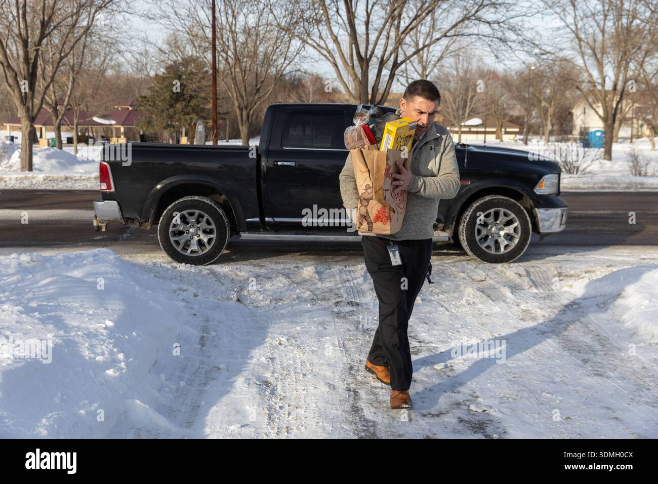 Valley View Elementary School principal Jason Kuhlman delivers food ...