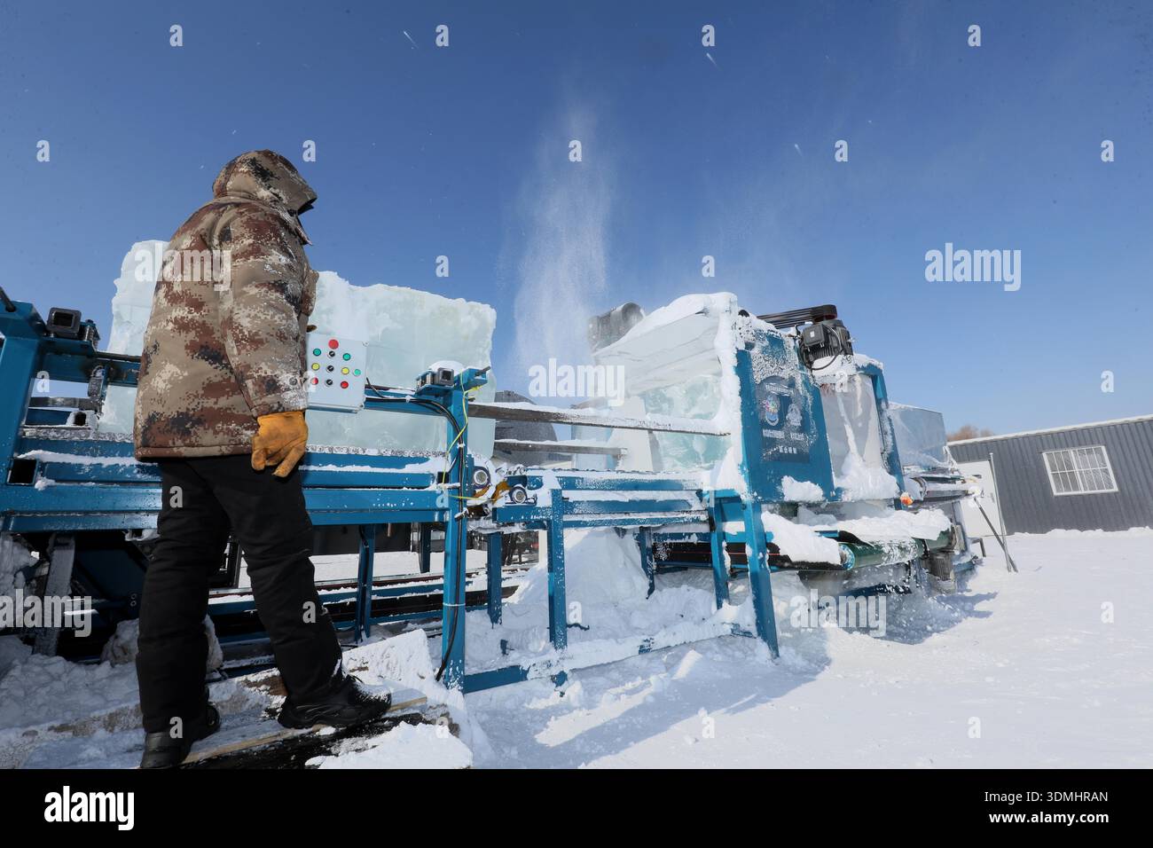 Automated ice-block molding machines operate at full capacity in Harbin ...