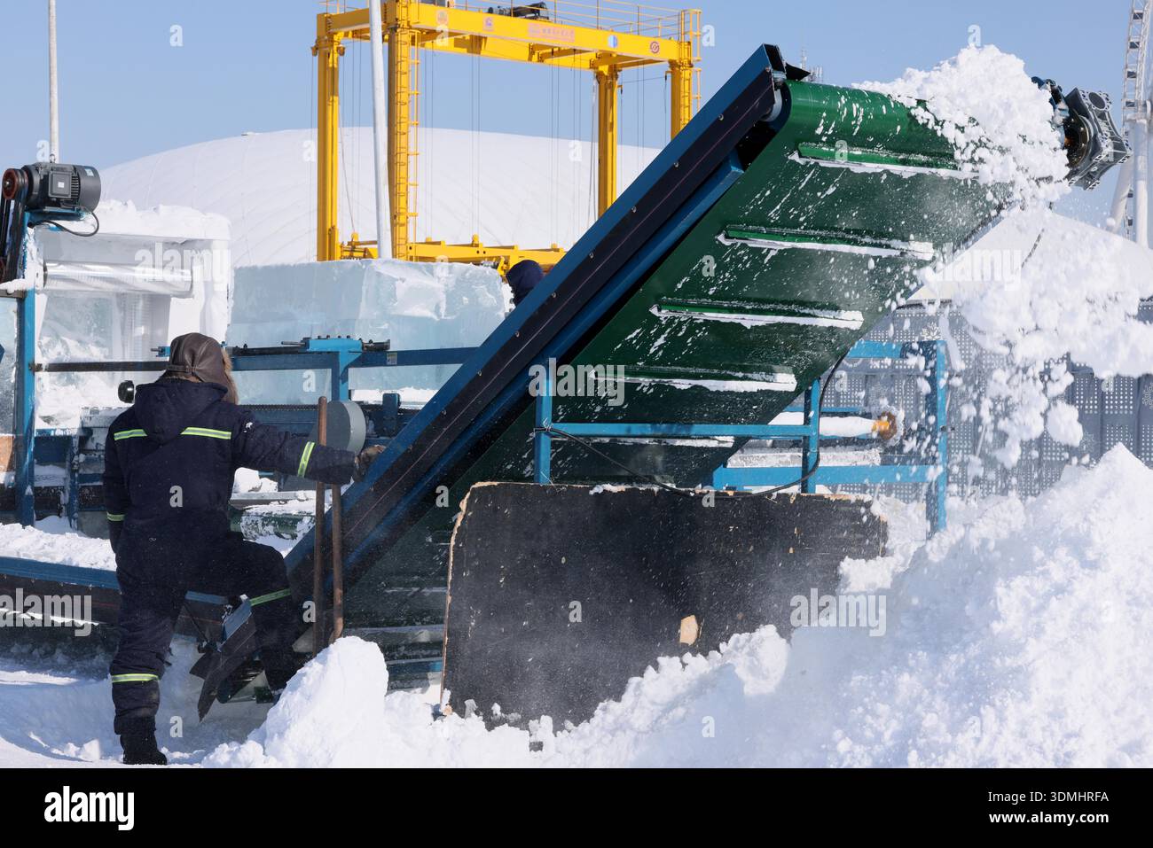 Automated ice-block molding machines operate at full capacity in Harbin ...