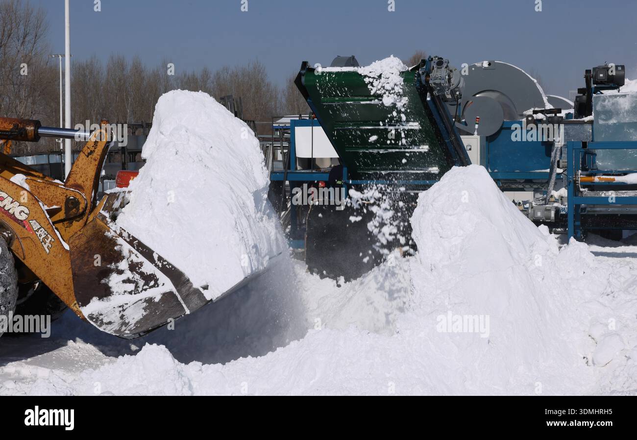 Automated ice-block molding machines operate at full capacity in Harbin ...
