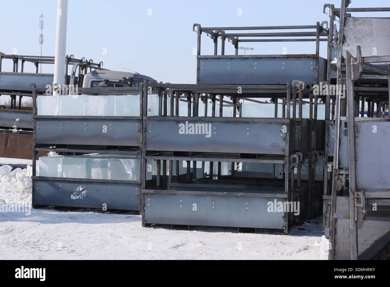 Automated ice-block molding machines operate at full capacity in Harbin ...