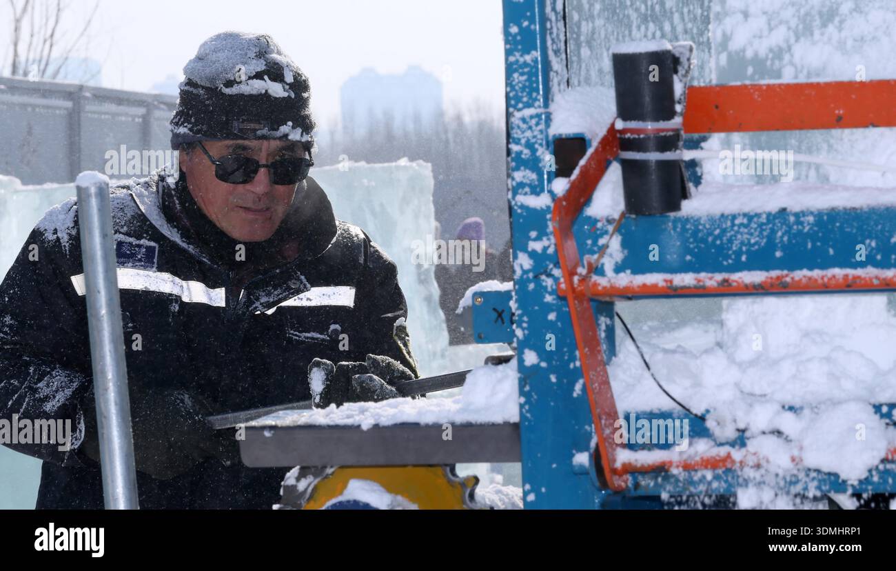 Automated ice-block molding machines operate at full capacity in Harbin ...