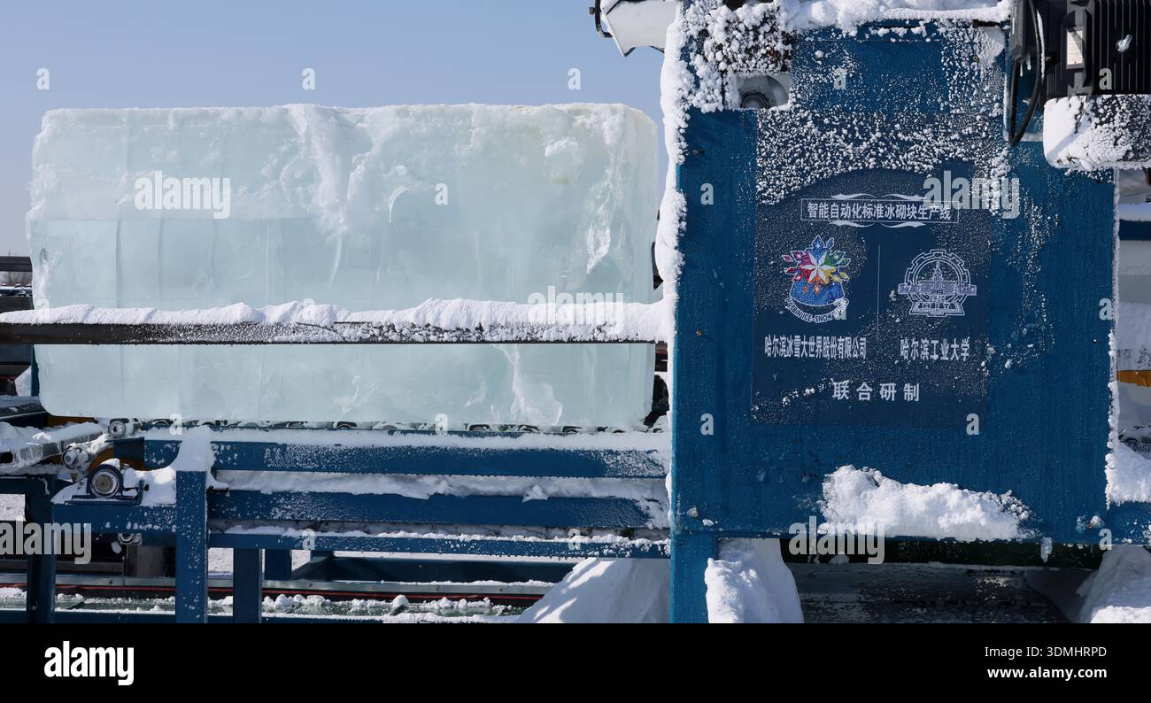 Automated ice-block molding machines operate at full capacity in Harbin ...