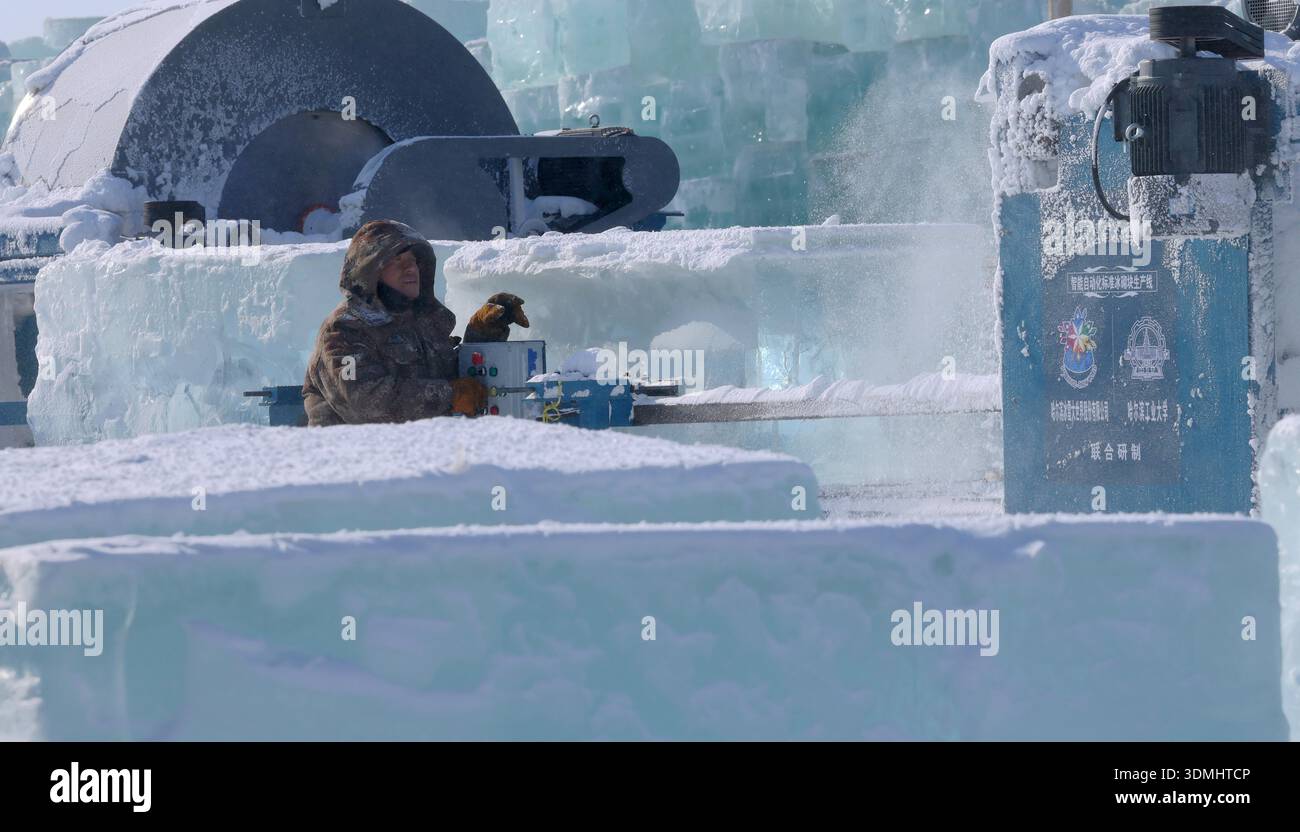 Automated ice-block molding machines operate at full capacity in Harbin ...