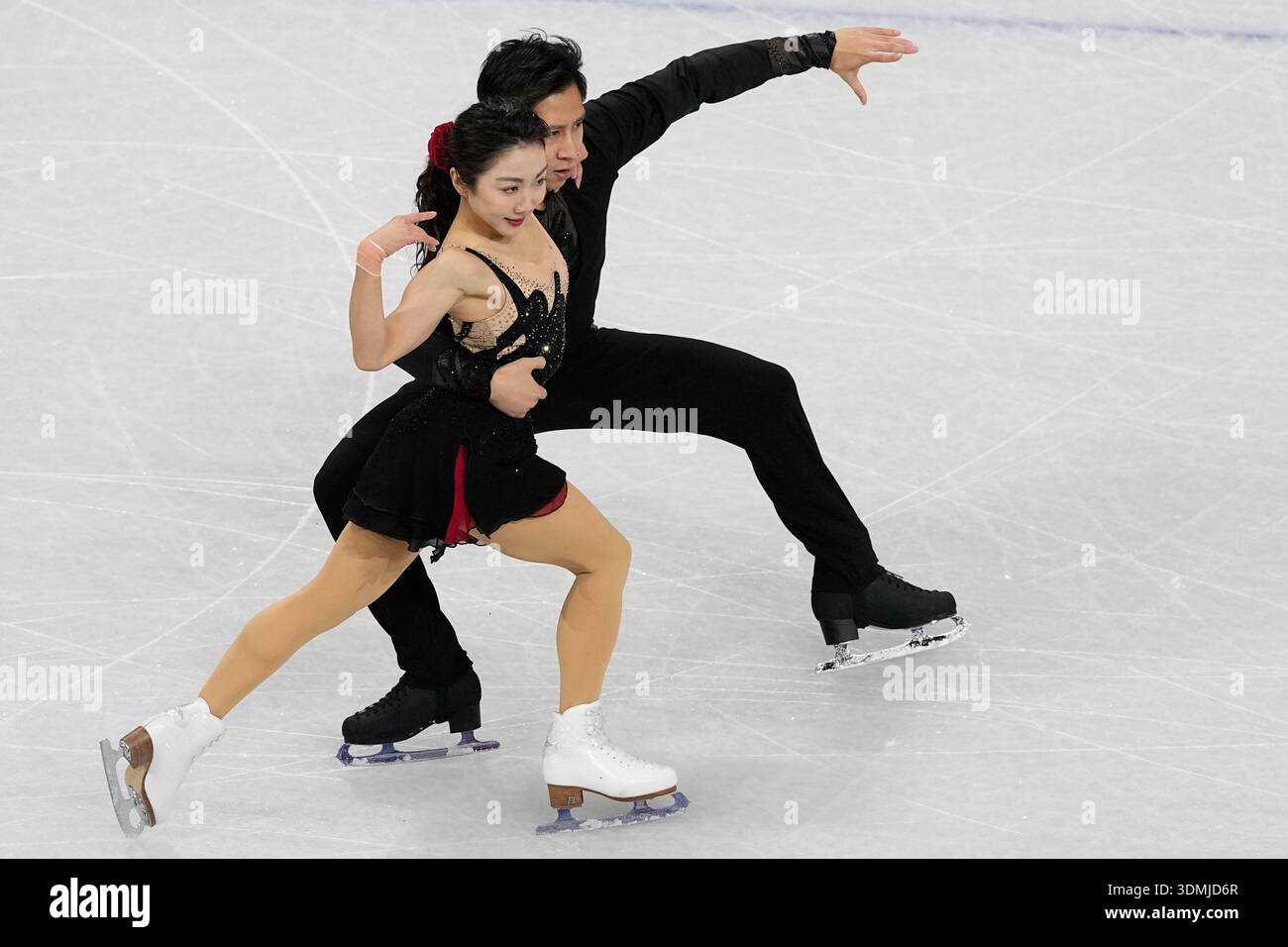 Sui Wenjing and Han Cong of China compete during the figure skating ...