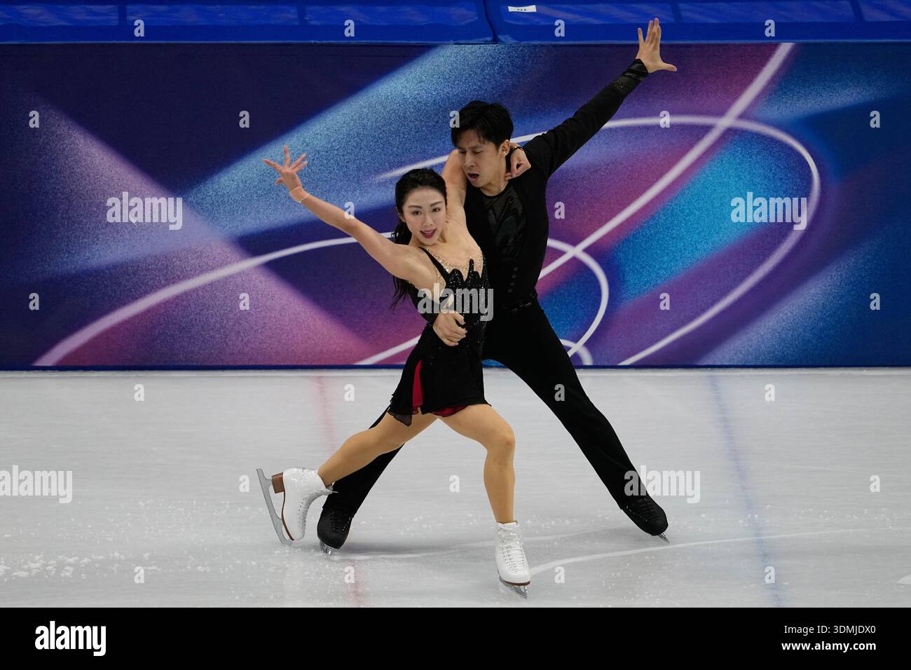Sui Wenjing and Han Cong of China compete during the figure skating ...