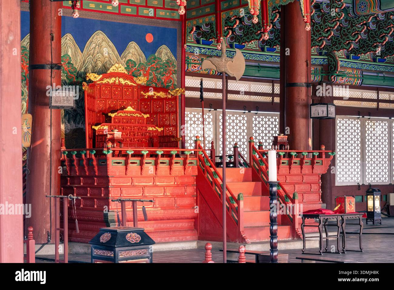 The royal throne (Eojwa) in Geunjeongjeon Hall at Gyeongbokgung Palace ...