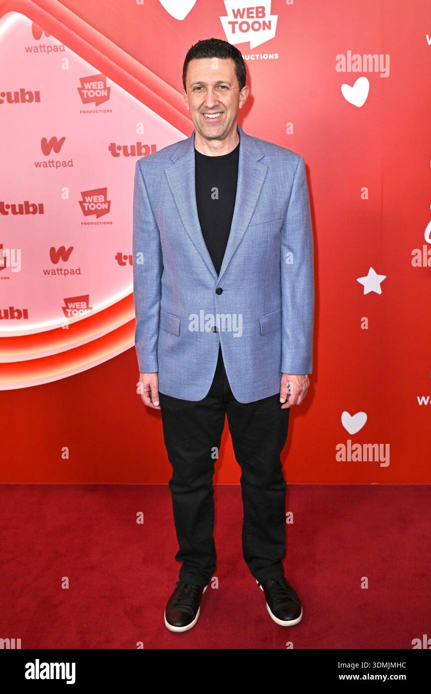 Adam Lewinson bei der Premiere des Tubi-Films 'Kissing is the Easy Part ...
