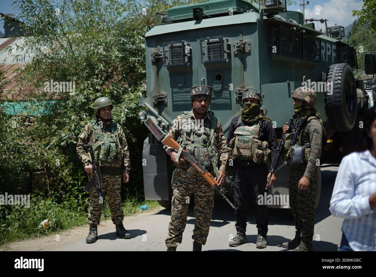 Indian armed forces standing hi-res stock photography and images - Alamy