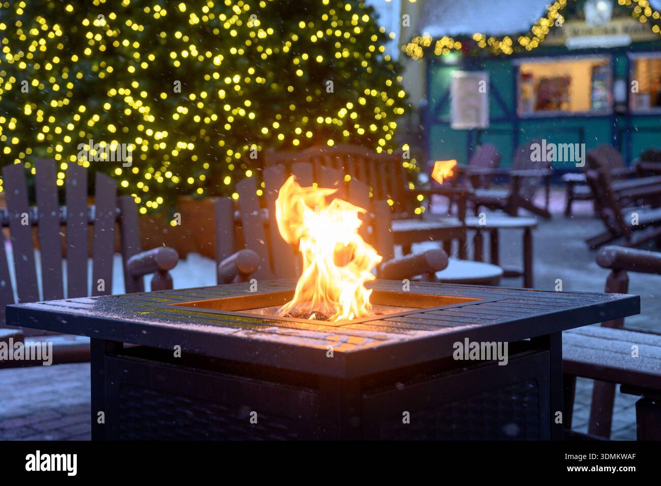 Cozy christmas market fire pit hi-res stock photography and images - Alamy