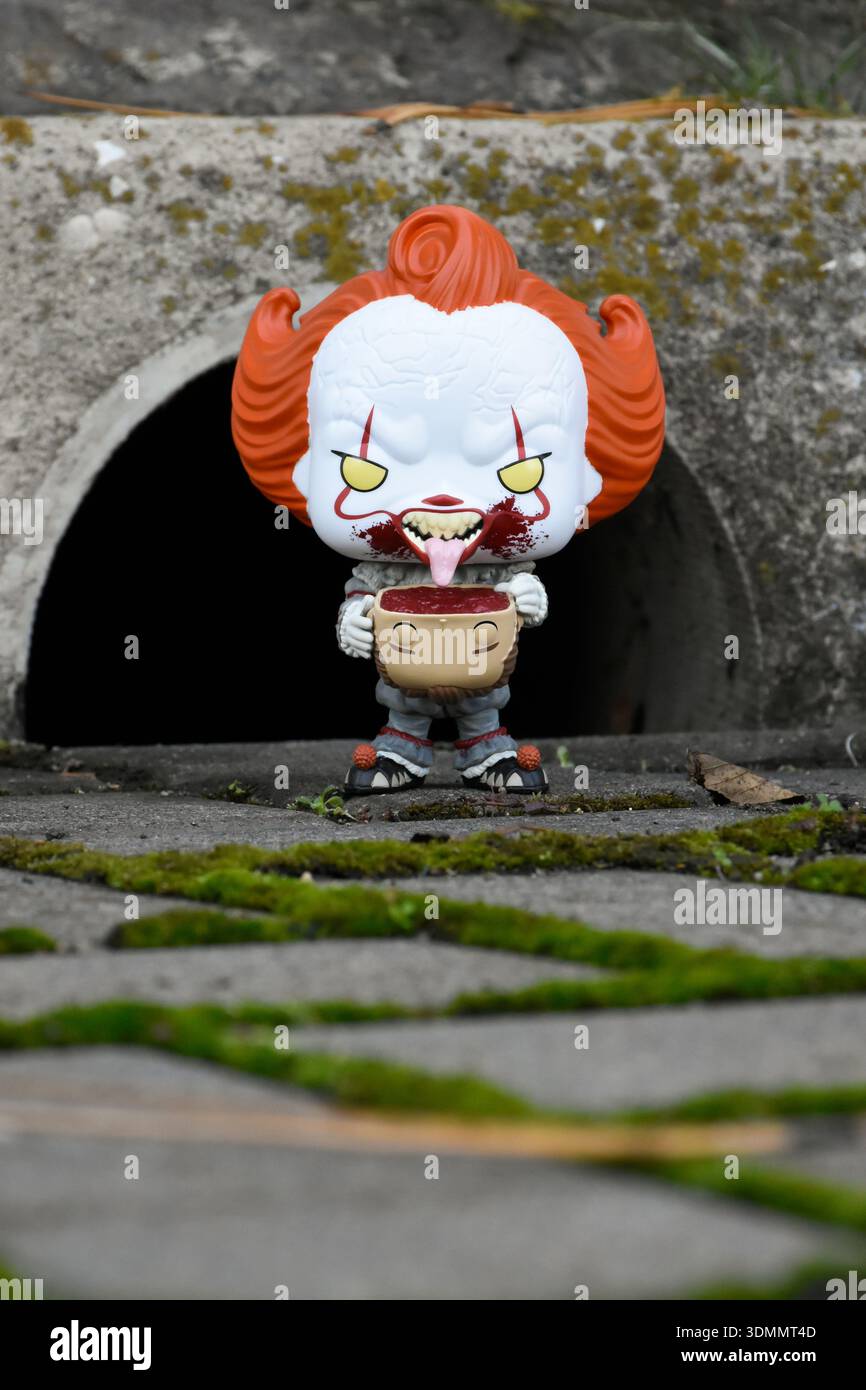 Funko Pop action figure of Pennywise clown with head from horror tv ...