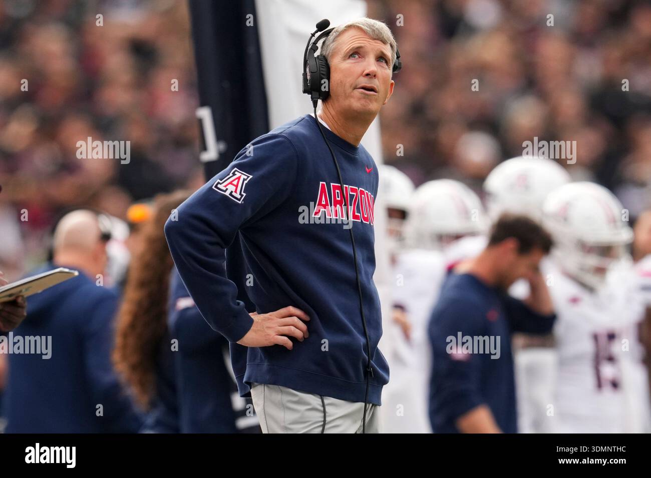 FILE - Arizona head coach Brent Brennan, center, looks on from the ...