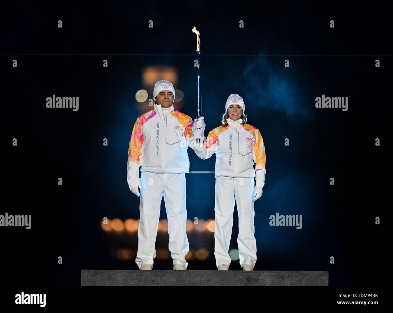 Italy's Alberto Tomba and Deborah Compagnoni during the cauldron ...