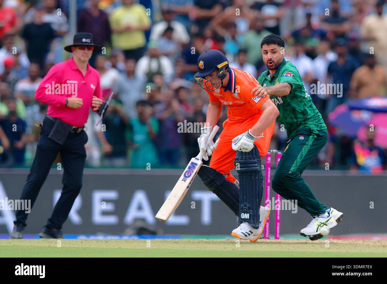Colombo, Sri Lanka. 07th February 2026.Zach Lion-Cachet and Abrar Ahmed ...