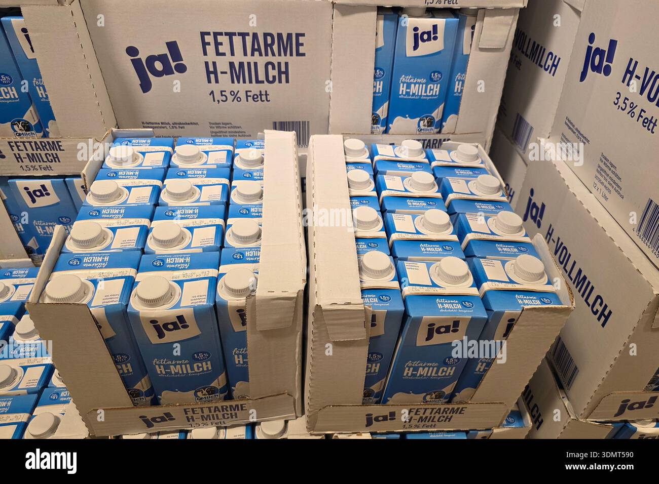 Angebot an haltbarer fettarmer Milch in einem Supermarkt Themenfoto ...