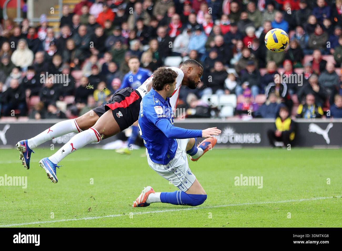 Southampton's Cyle Larin scores their side's first goal during the Sky ...