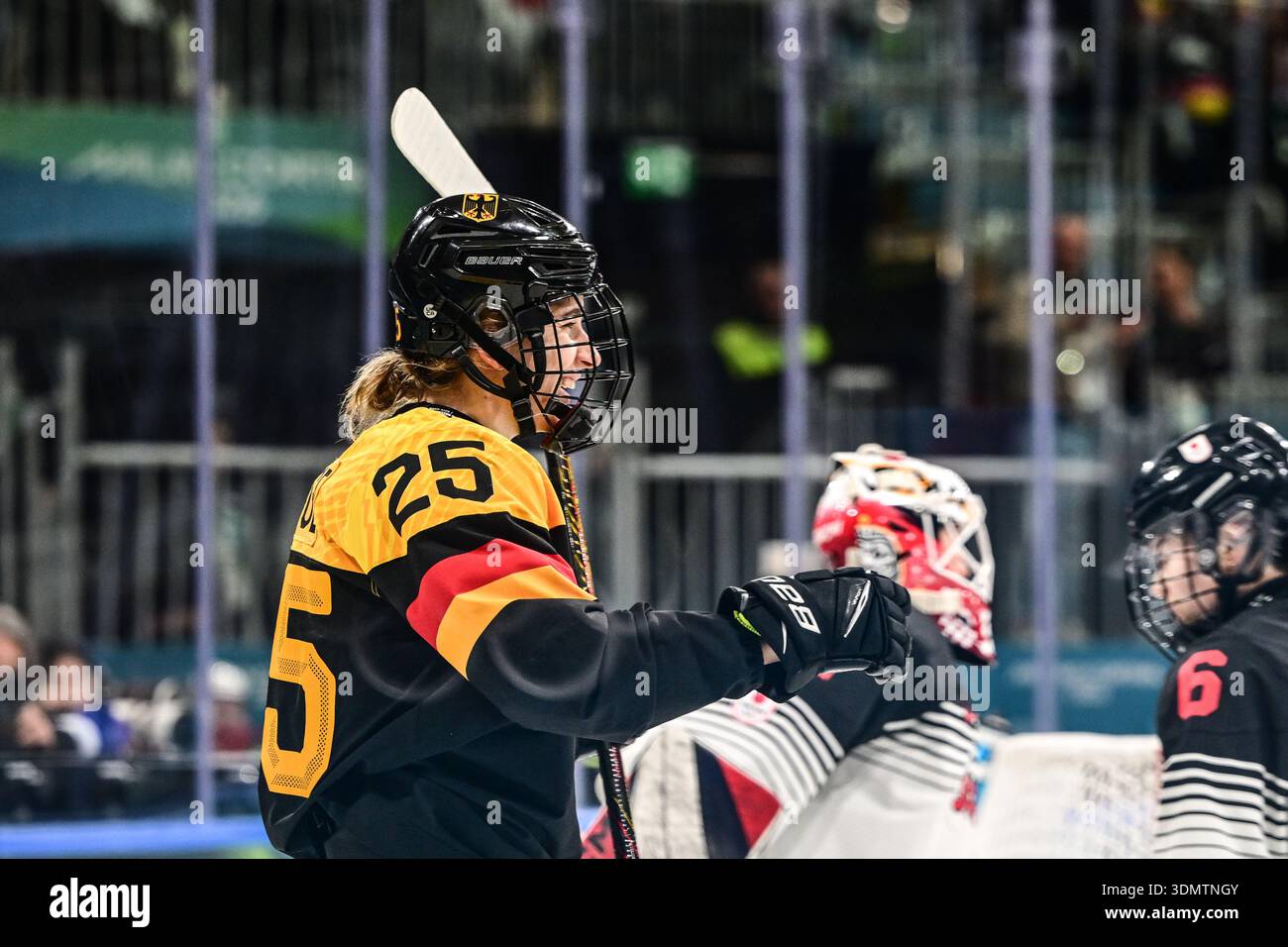 Goal celebration 5:0 Laura Kluge, Ice Hockey Women’s Prelim Round Group ...