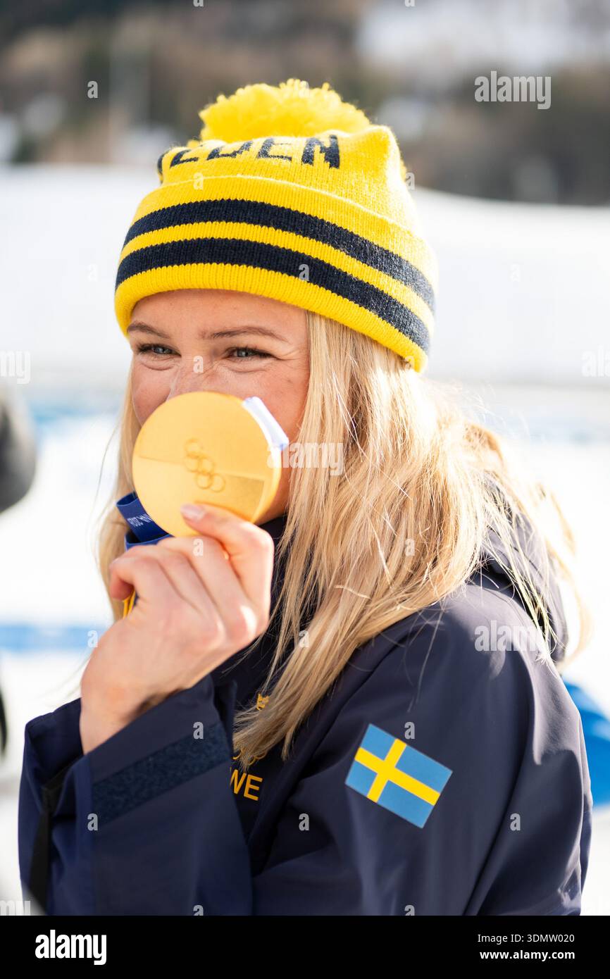 KARLSSON Frida (Schweden) jubelt nach der Siegerehrung ueber den Sieg ...