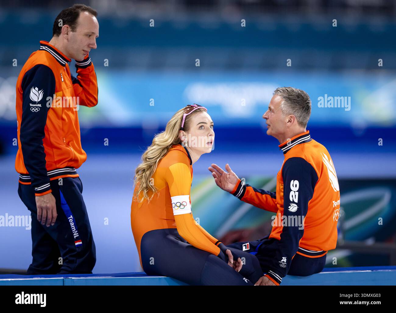 MILAN - Joy Beune with her coaches after the 3,000-meter long track ...