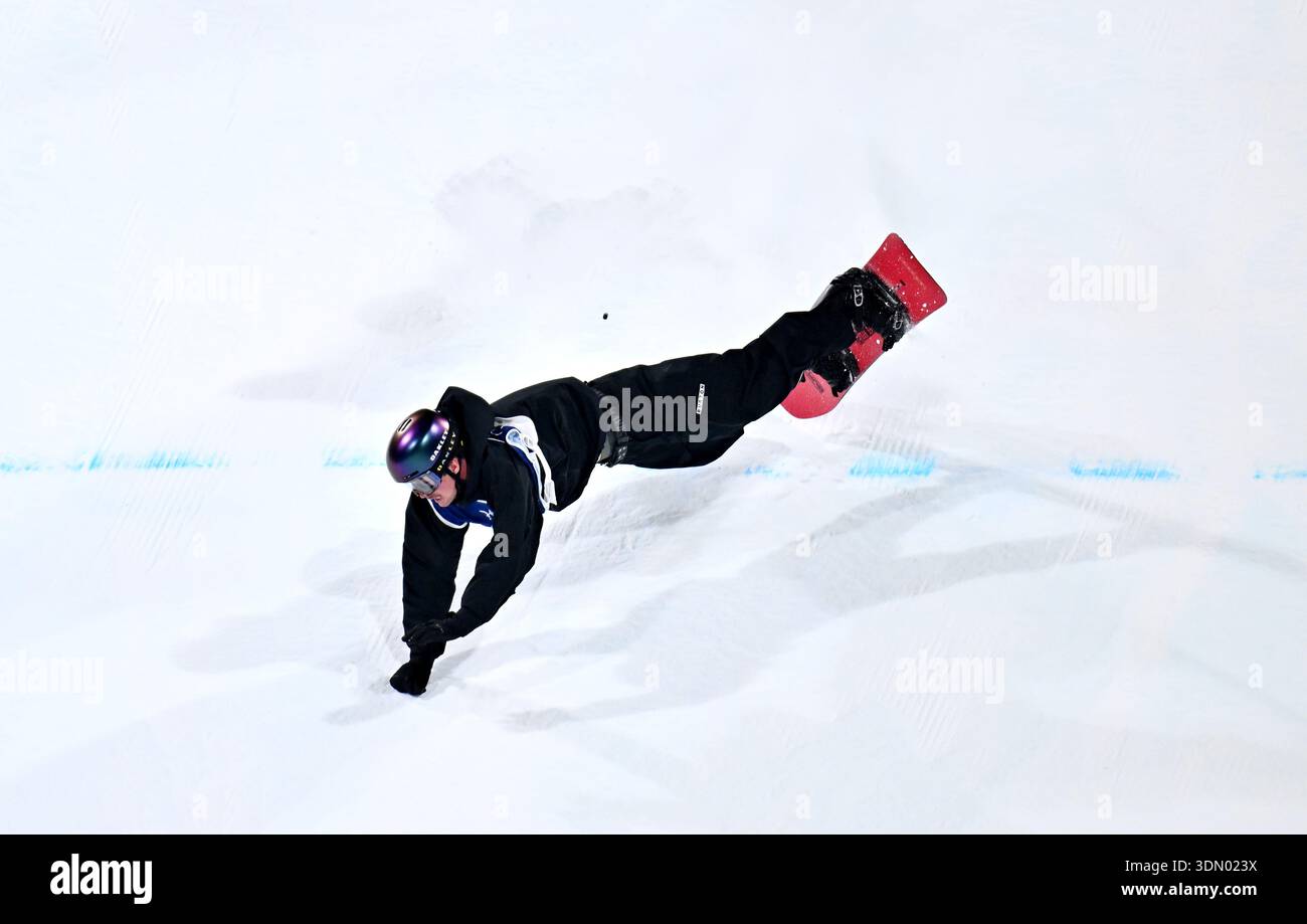 (260208) -- LIVIGNO, Feb. 8, 2026 (Xinhua) -- Lyon Farrell of New ...