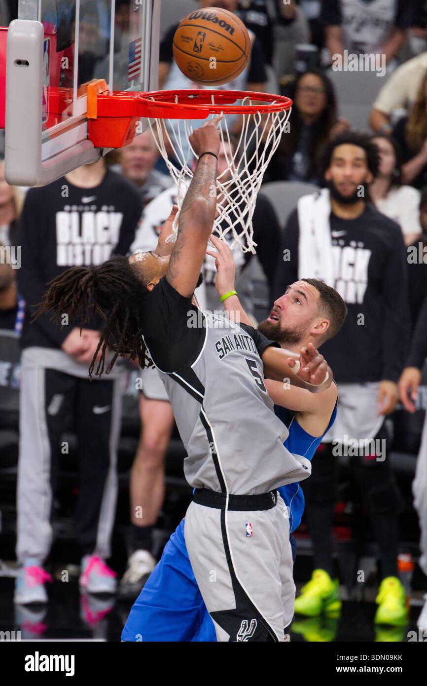 San Antonio Spurs guard Stephon Castle (5) scores over Dallas Mavericks ...
