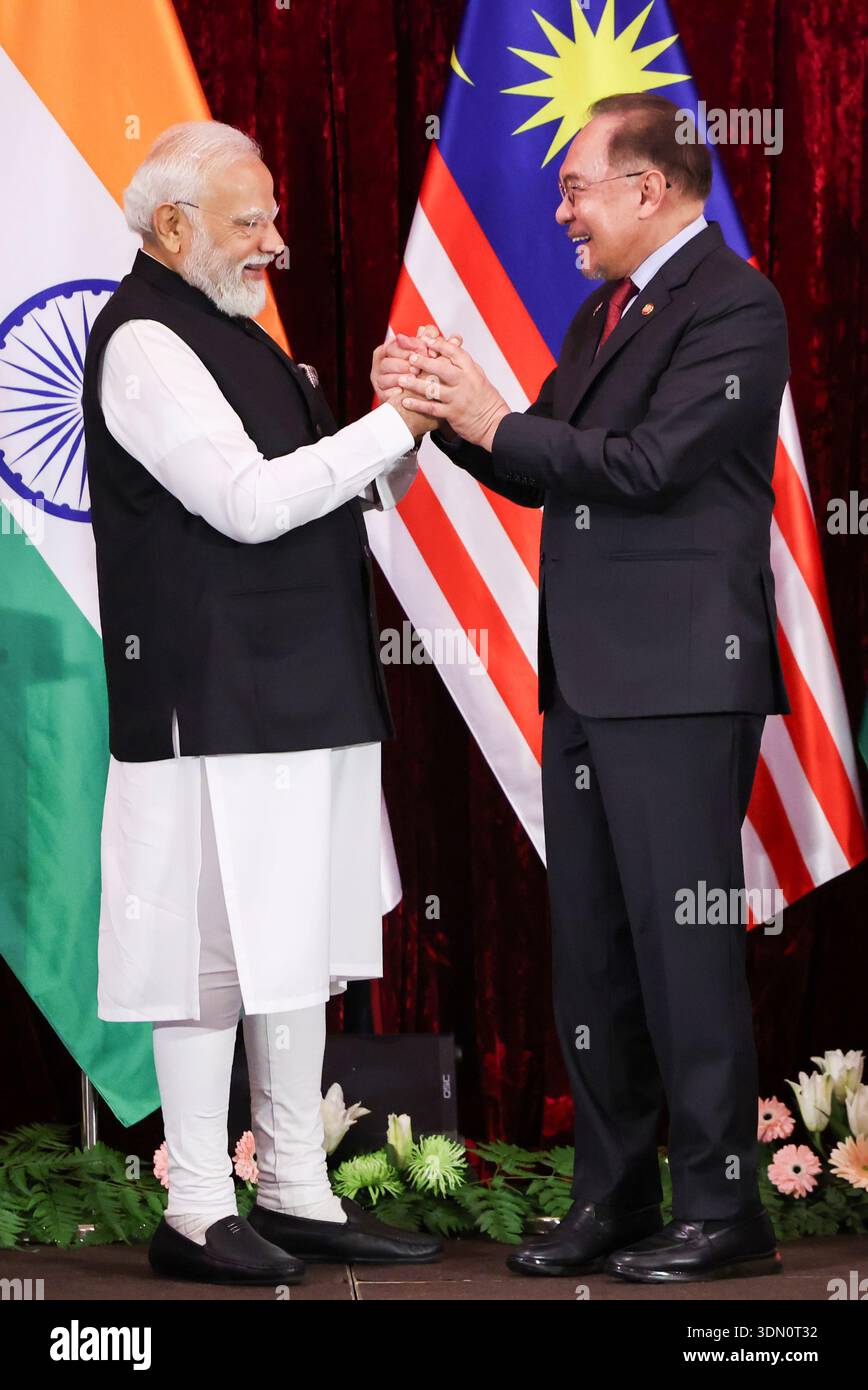 Malaysian Prime Minister Anwar Ibrahim, right, and India's Prime ...
