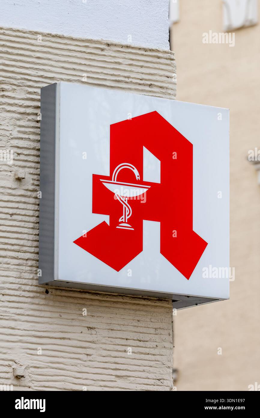 Ein Apothekenlogo an einer Apotheke GER, Themenbild Wirtschaft ...