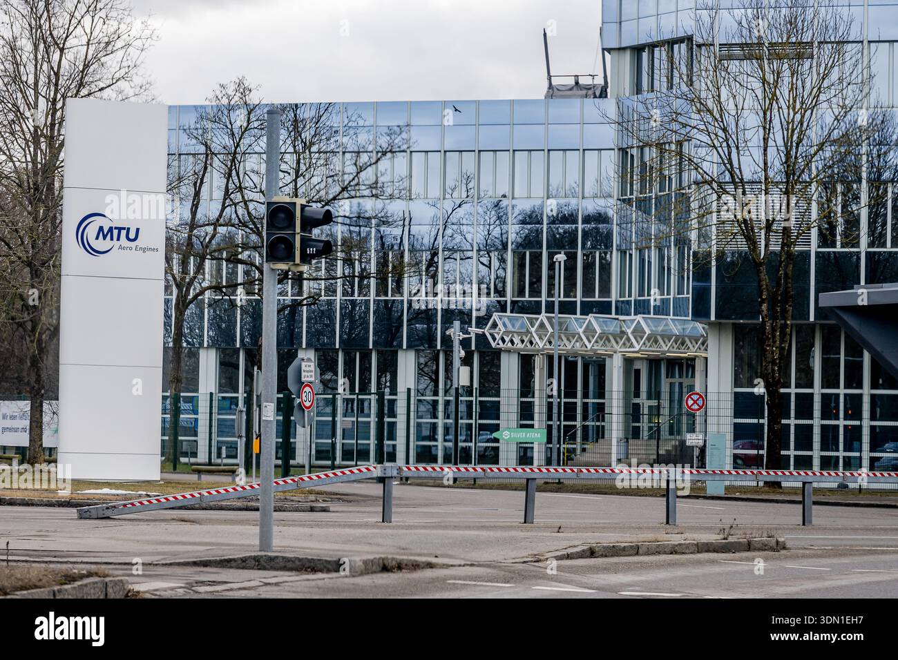 Schild mit dem Logo der MTU und dem Schriftzug Aero Engines beim ...