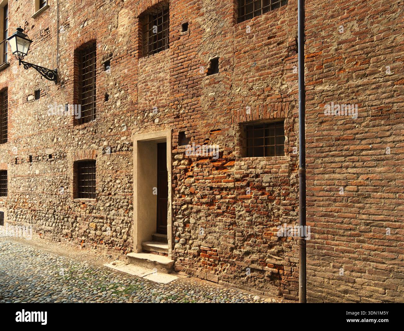 Building exterior multiple windows hi-res stock photography and images ...