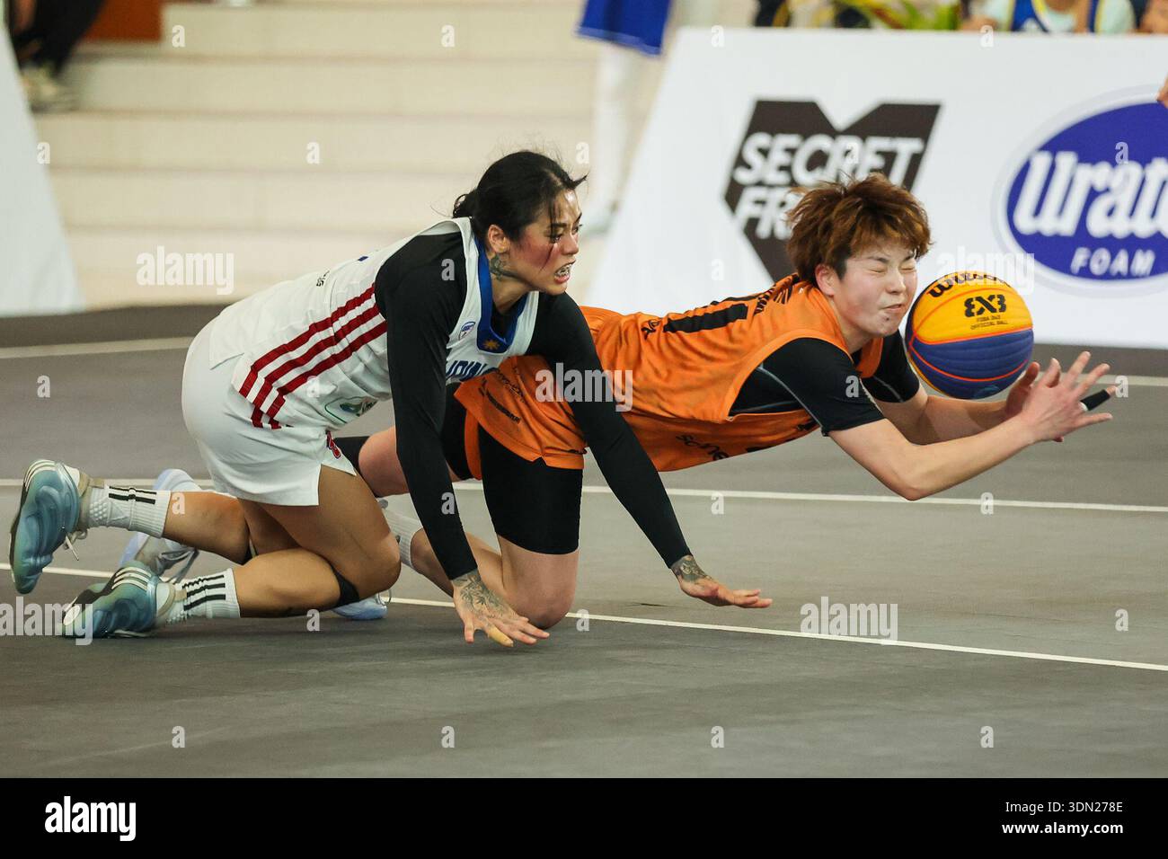 Pasay City, Philippines. 8th Feb, 2026. Honoka Harayama (R) of Flowlish ...