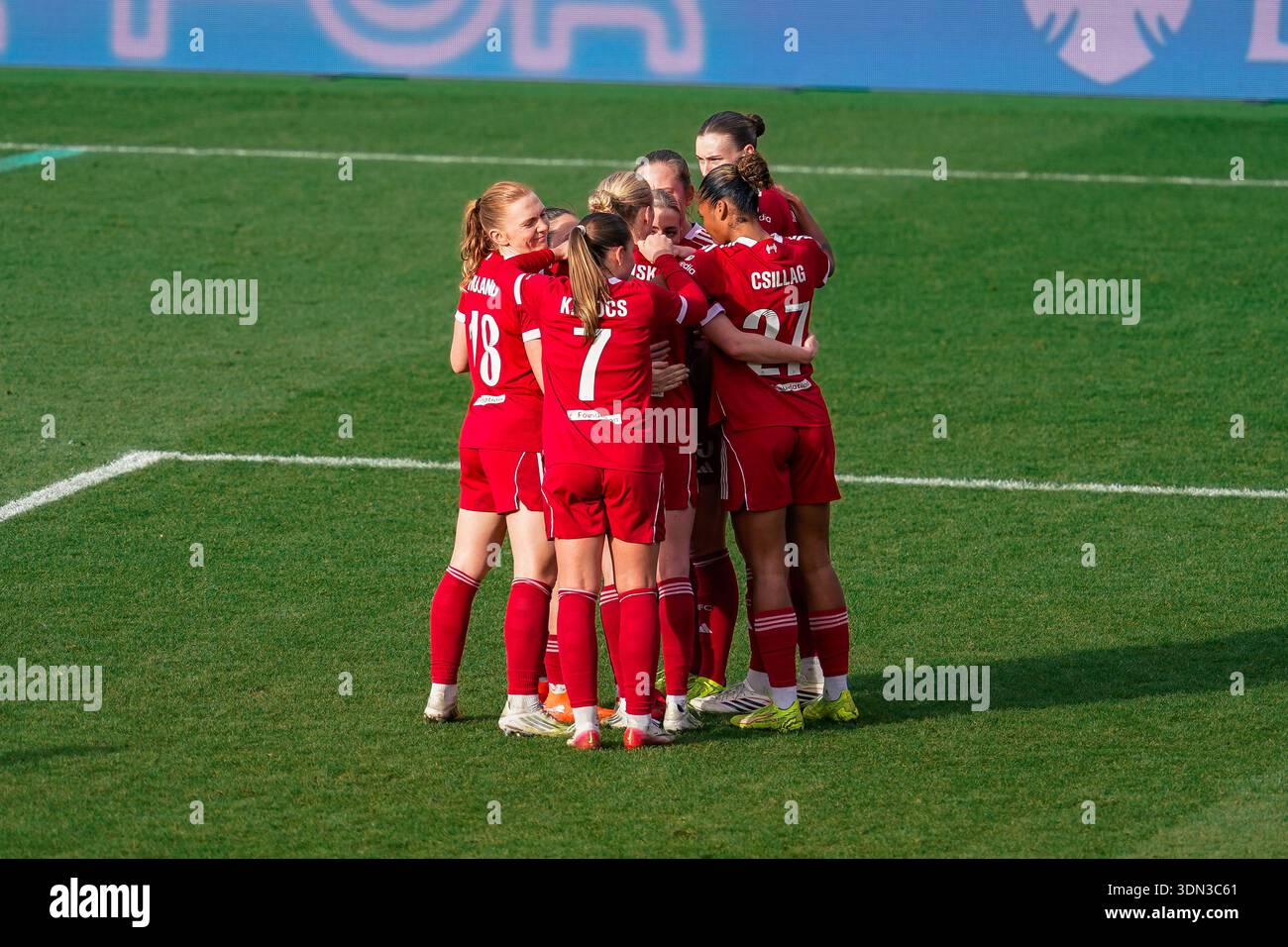 ST HELENS, ENGLAND - February 8: Grace Fisk of Liverpool fc and team ...