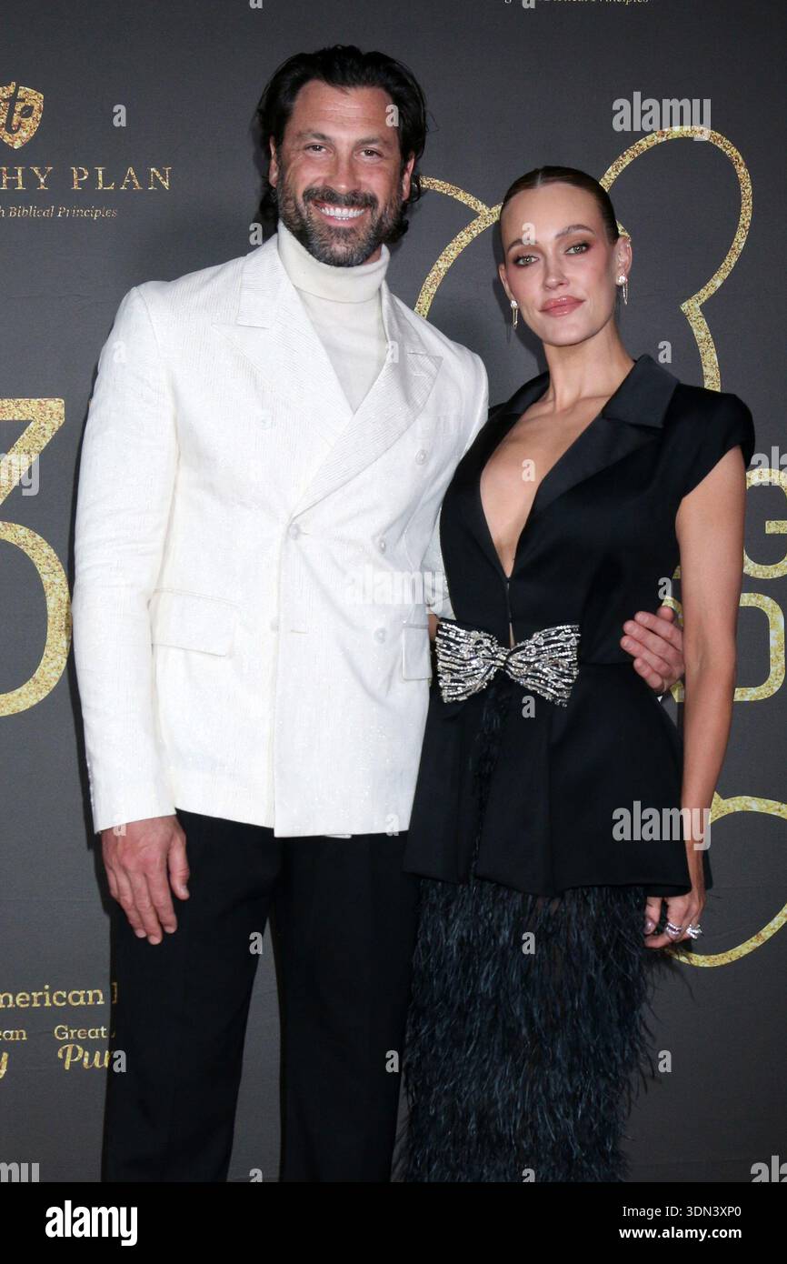 Maksim Chmerkovskiy, Peta Murgatroyd at arrivals for 33rd Annual ...