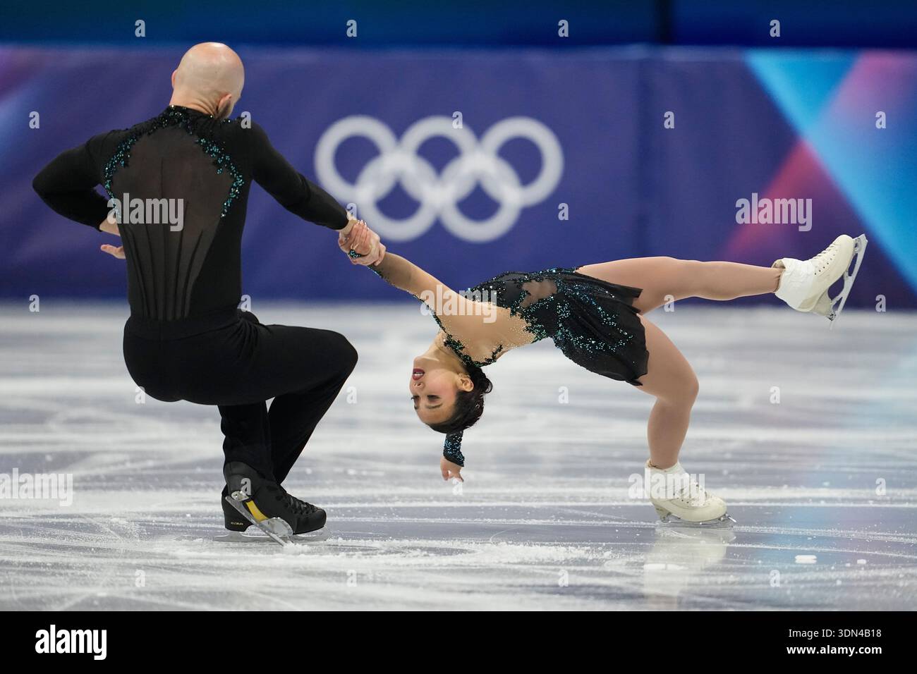 Ellie Kam and Danny O'Shea of the United States compete during the ...