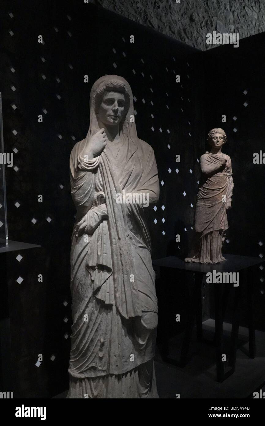 Pompeii women statues hi-res stock photography and images - Alamy