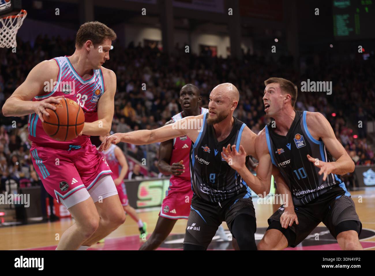 Patrick Heckmann (Bonn) am Ball gegen Robin Christen (Jena) und Joe ...