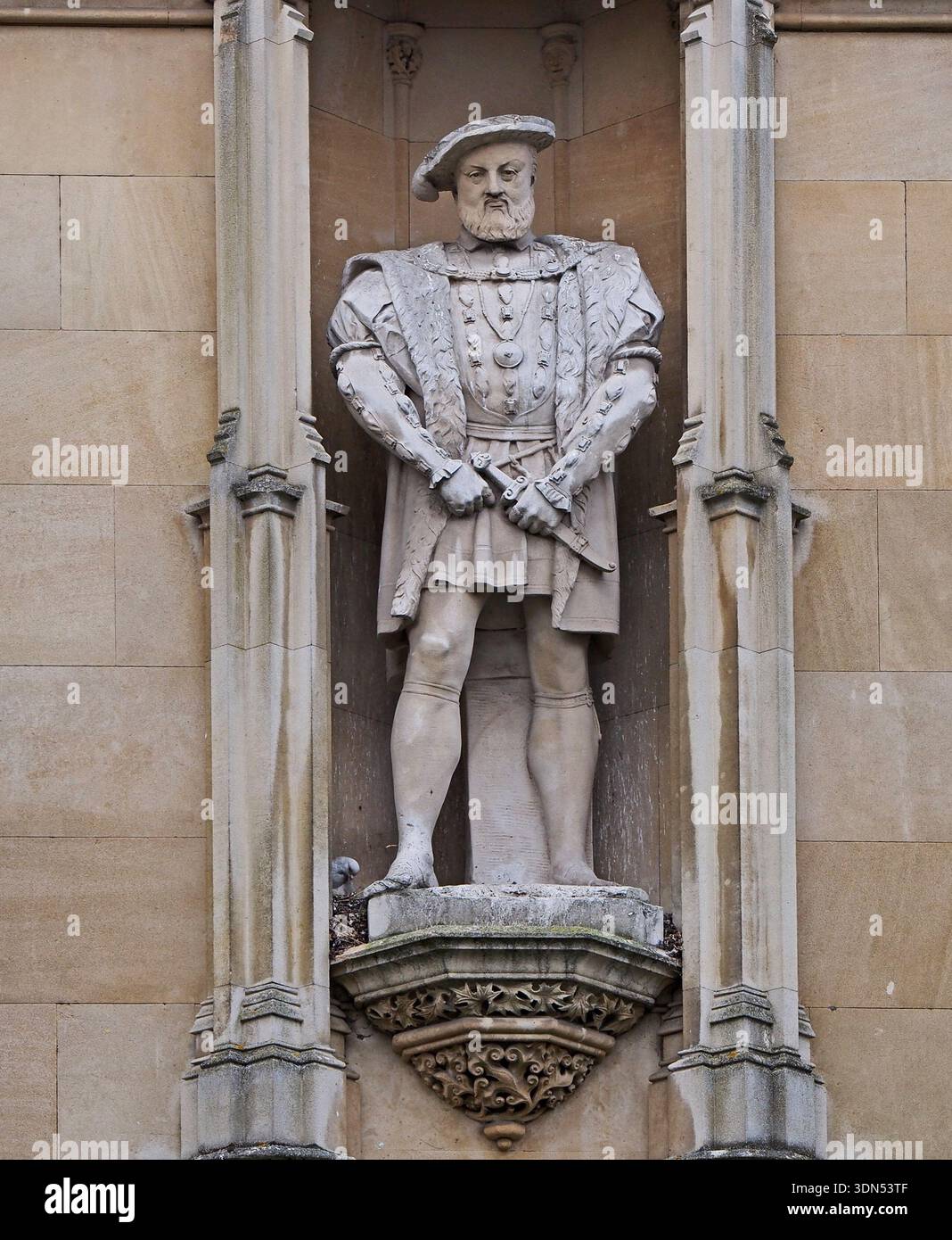 King Henry VIII statue, King's College, Cambridge Stock Photo - Alamy