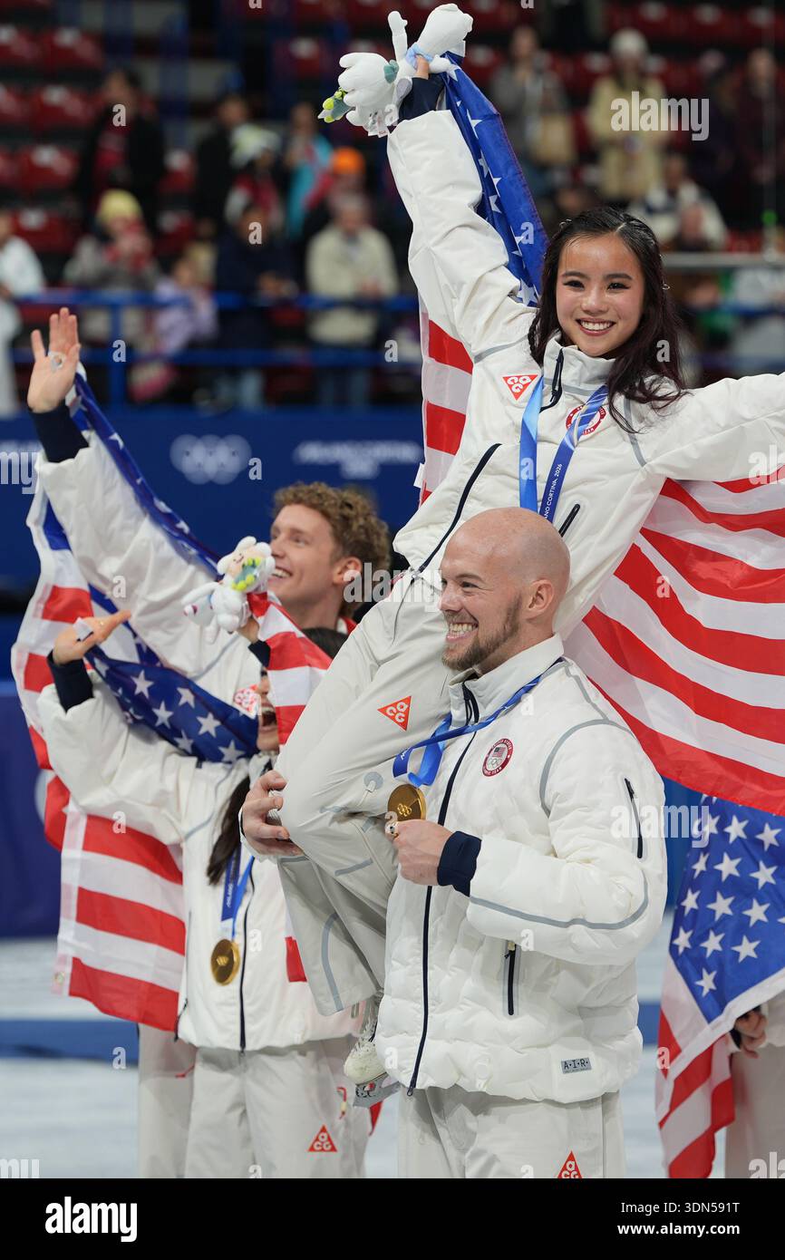 Team USA's Ellie Kam and Danny O'Shea pose with their gold medals after ...