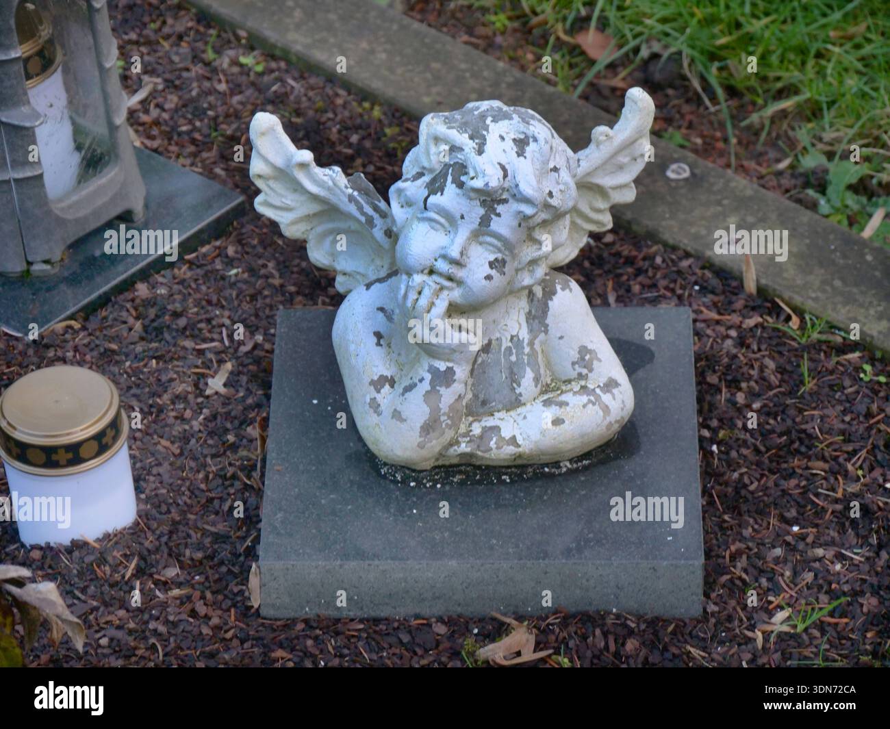 Trauer-Friedhofsfotos als Symbolfoto fuer Trauer und sterben. Trauer ...