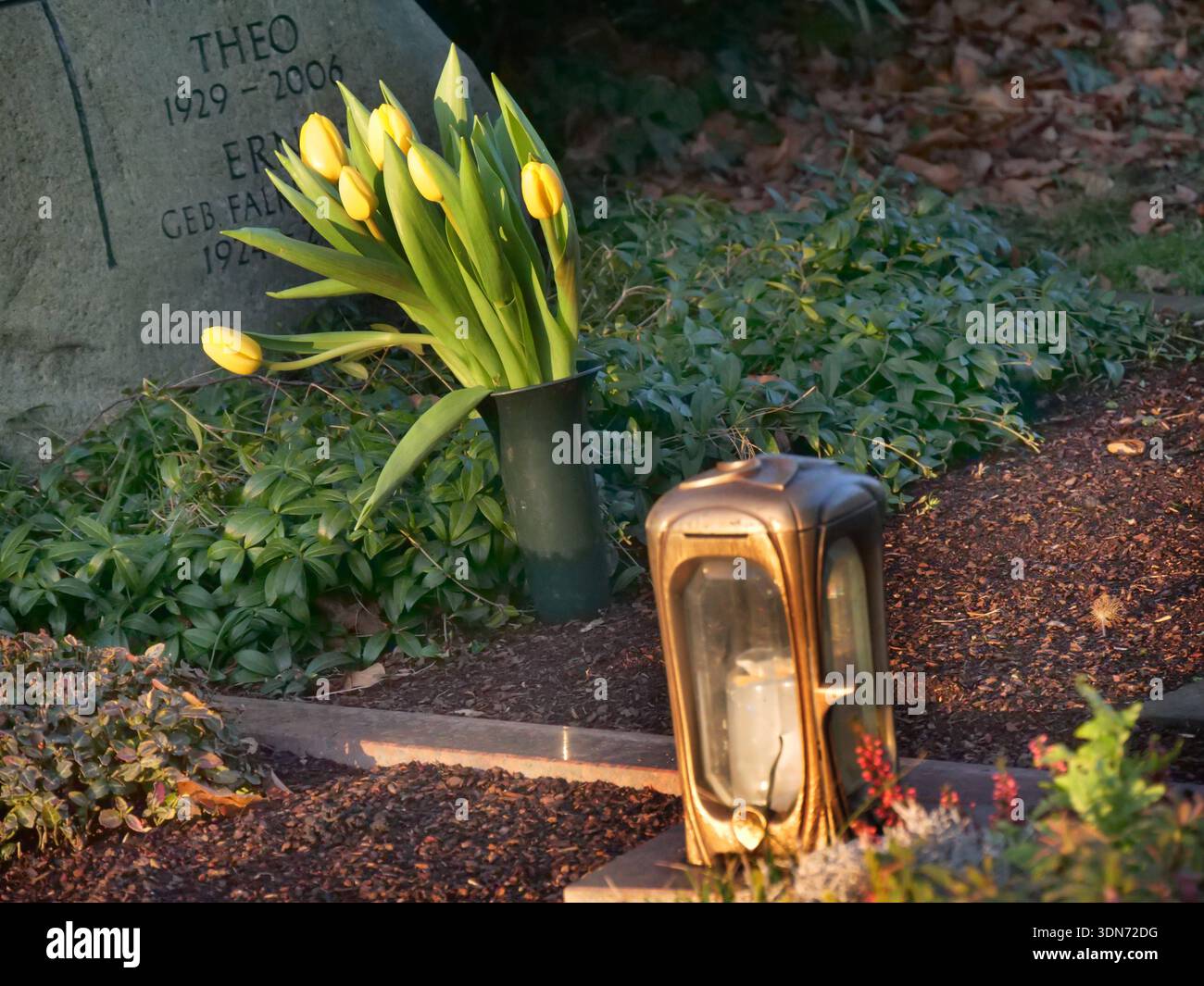 Trauer-Friedhofsfotos als Symbolfoto fuer Trauer und sterben. Trauer ...