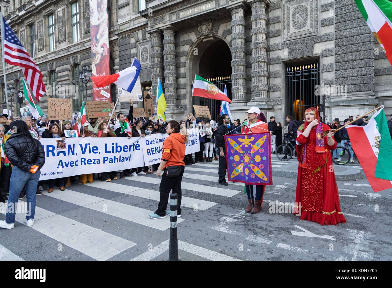 Supporters of Reza Pahlavi and the Iranian monarchy gather for a ...