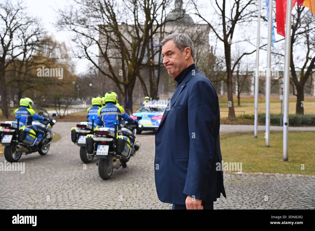 Warten auf Ankunft,Polizei,Polizeiauto, Motorradstaffeel,Polizisten ...