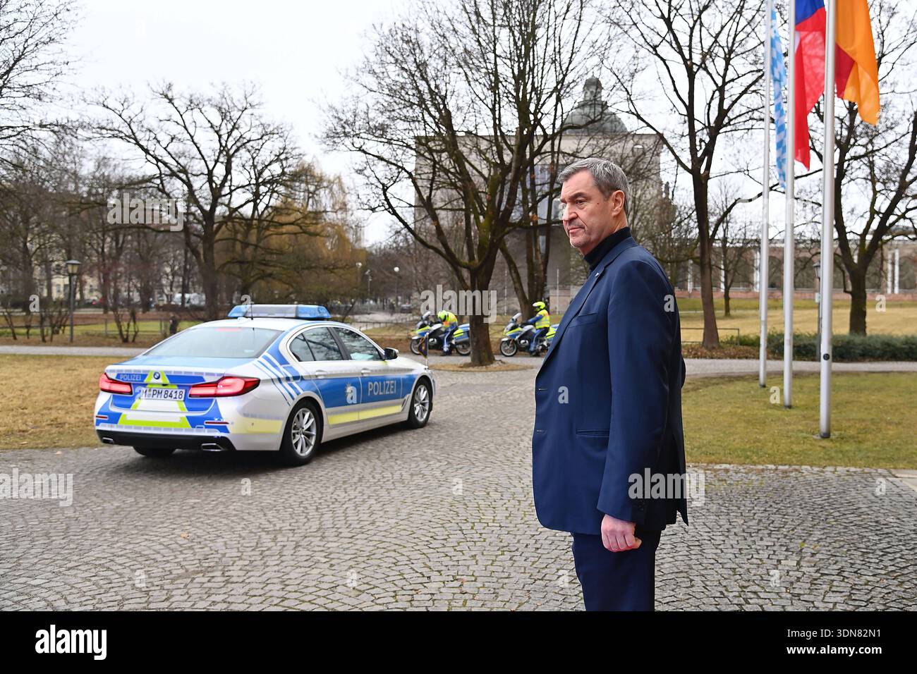 Warten auf Ankunft,Polizei,Polizeiauto, Motorradstaffeel,Polizisten ...